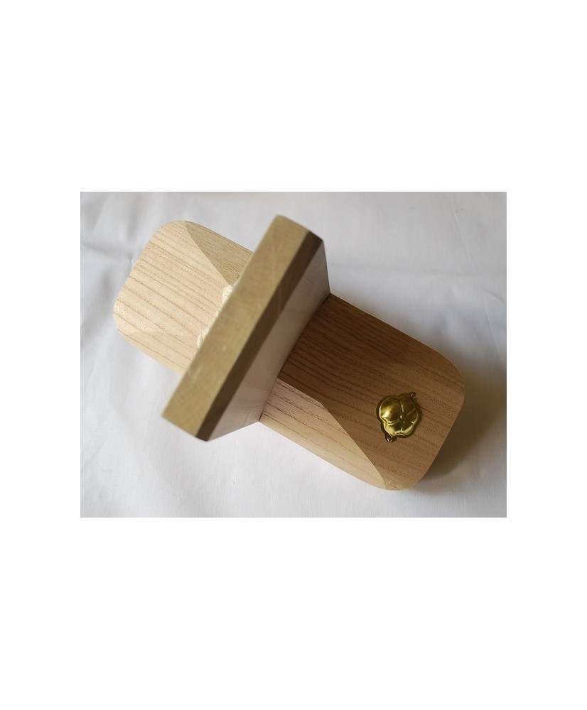 Ippon ba geta (japanese traditional sandal) with one tooth (ha).